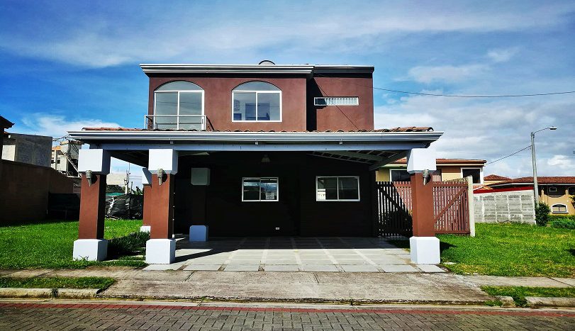 Hermosa casa en Condominio Calzadas coloniales – MYpropertiescr